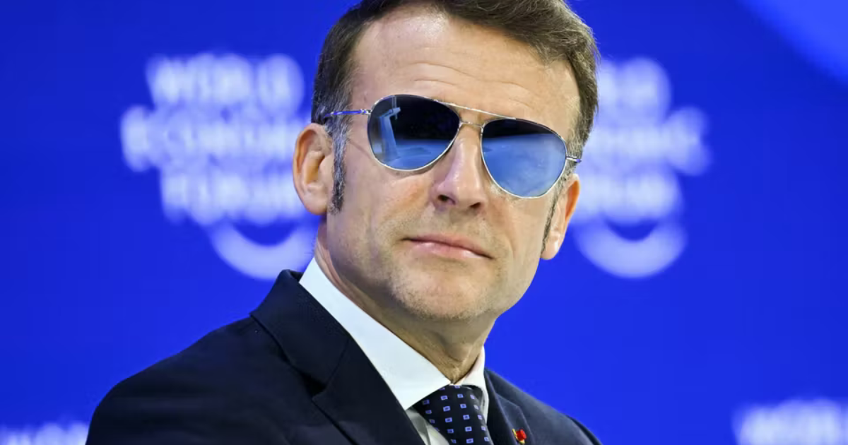 Macron en aviateur : le président joue-t-il avec les codes du pouvoir